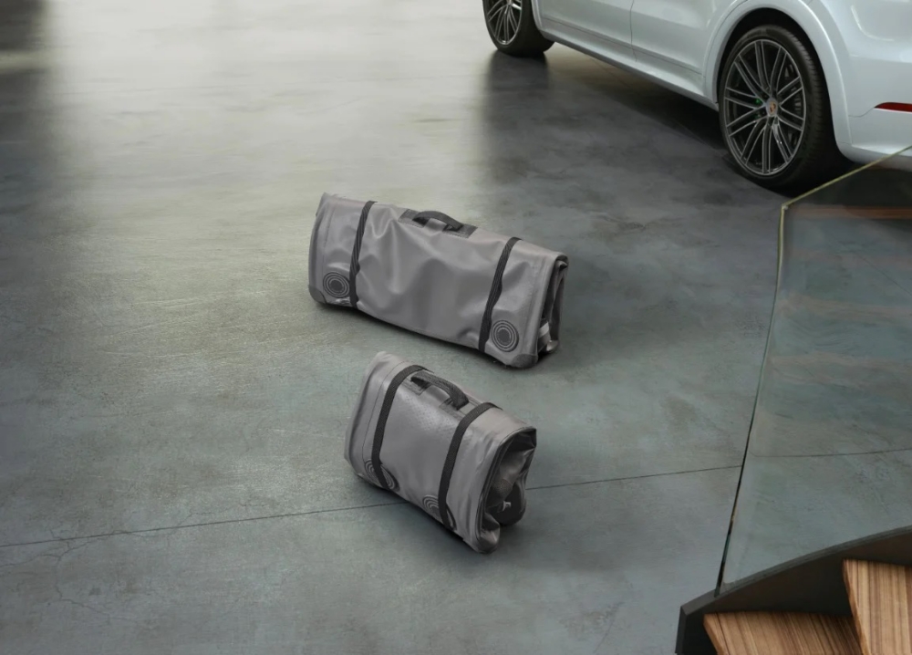 Dog Inflatable Box for Cargo - Cayenne & Macan. Porsche Doncaster ...